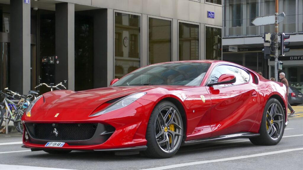 Ferrari 812 Superfast - Powerful V12 Engine, Speed, Price, Mileage ...